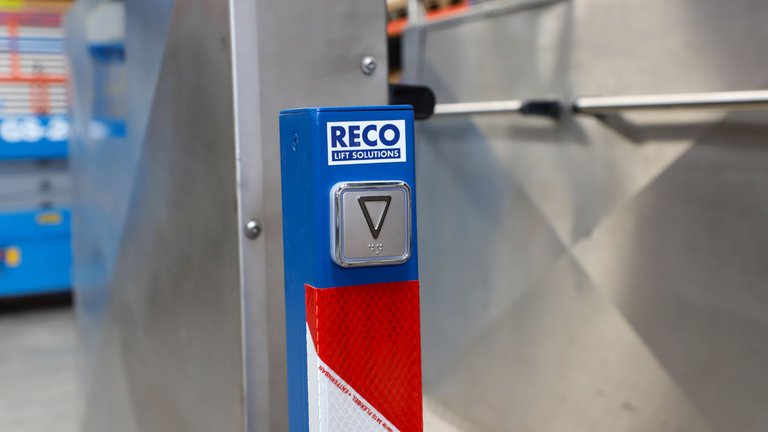 Temporary Wheelchair Lift 1.3m with staircase