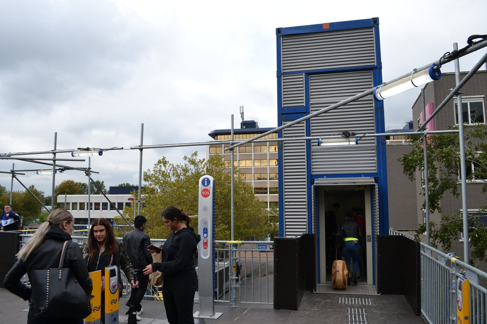 Second temporary passenger lift at station Rotterdam operational