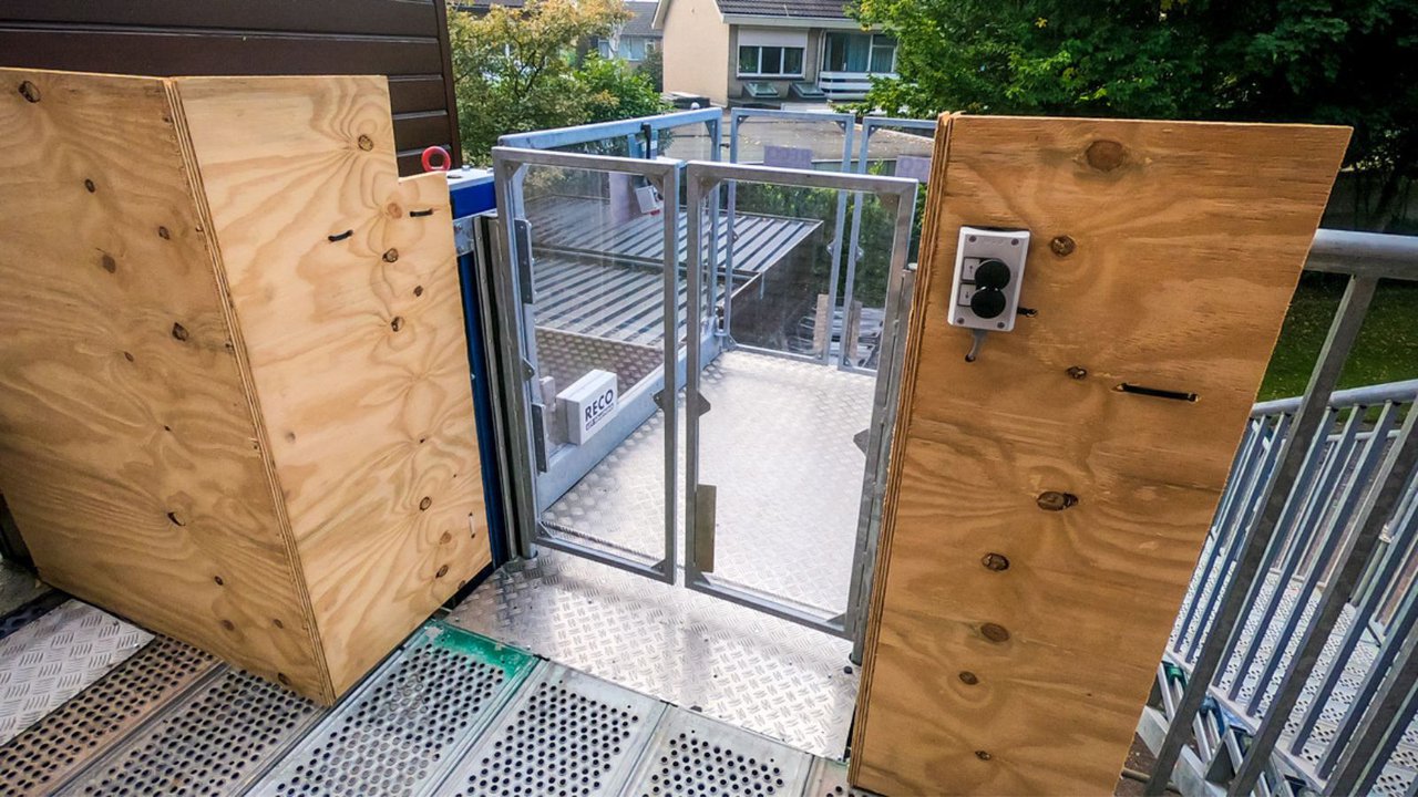 Disabled Platform Lift 1.7m + Staircase | External bypass