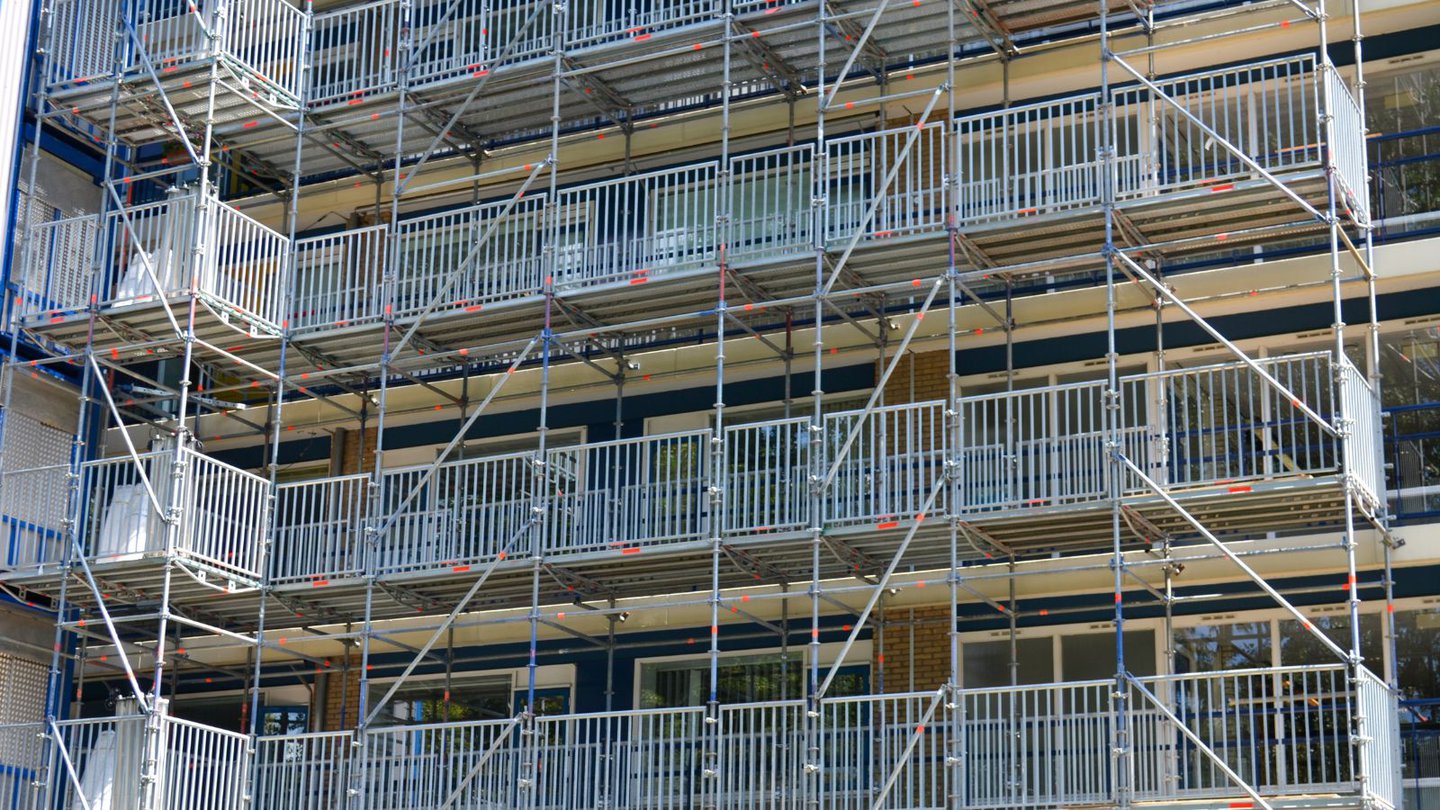 Keep residential buildings accessible: temporary walkways & lifts