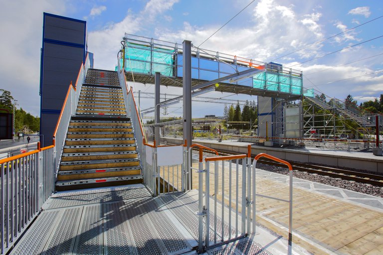 Temporary lifts: maintain step-free access at train stations