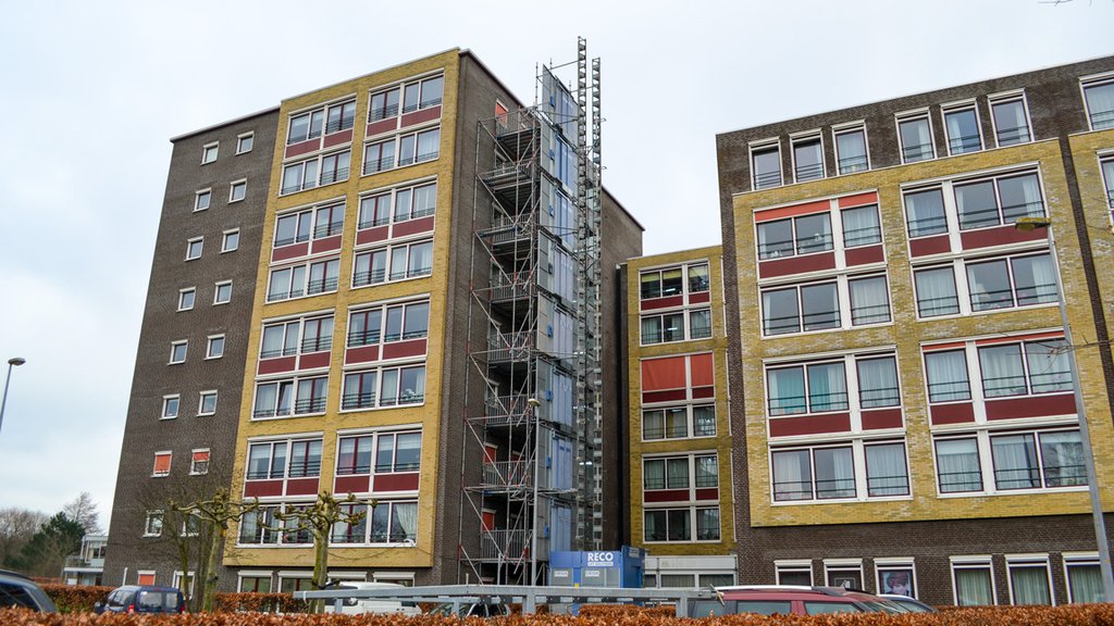 Temporary passenger lift, gallery and wheelchairramp in healthcare centre