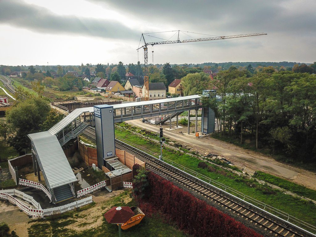 Temporary railway footbridge & passenger lifts maintain barrier free access
