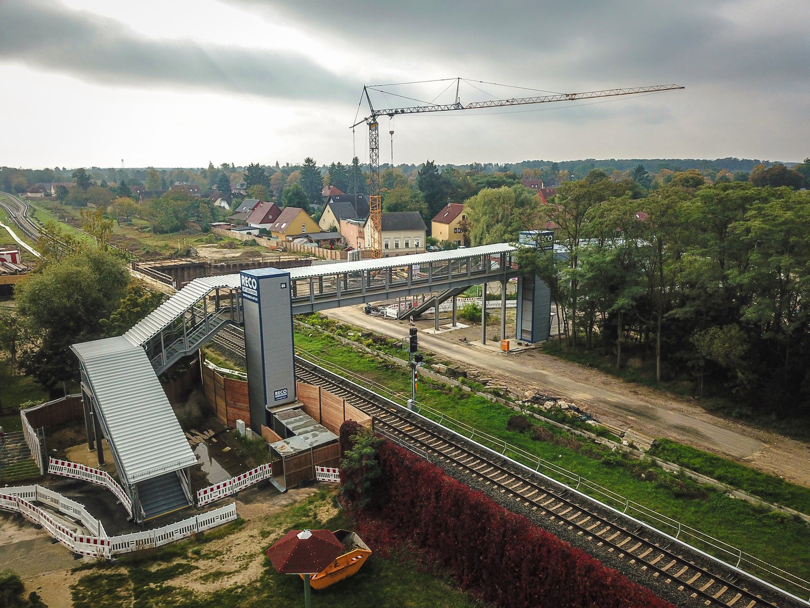 Temporary railway footbridge & passenger lifts maintain barrier free access