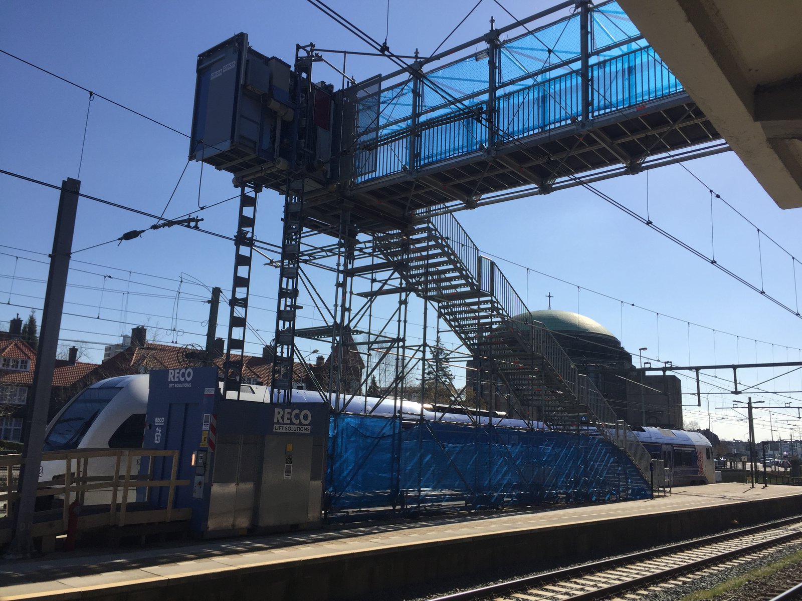 Railway footbridge and passenger lifts installed at Maastricht station (NL)