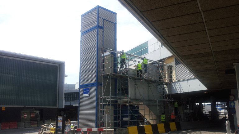 Schiphol airport equipped with temporary passenger lift