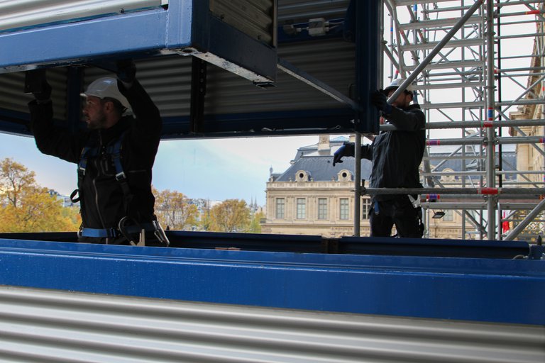 Louvre Museum (Paris) Deploys Temporary Passenger Lift