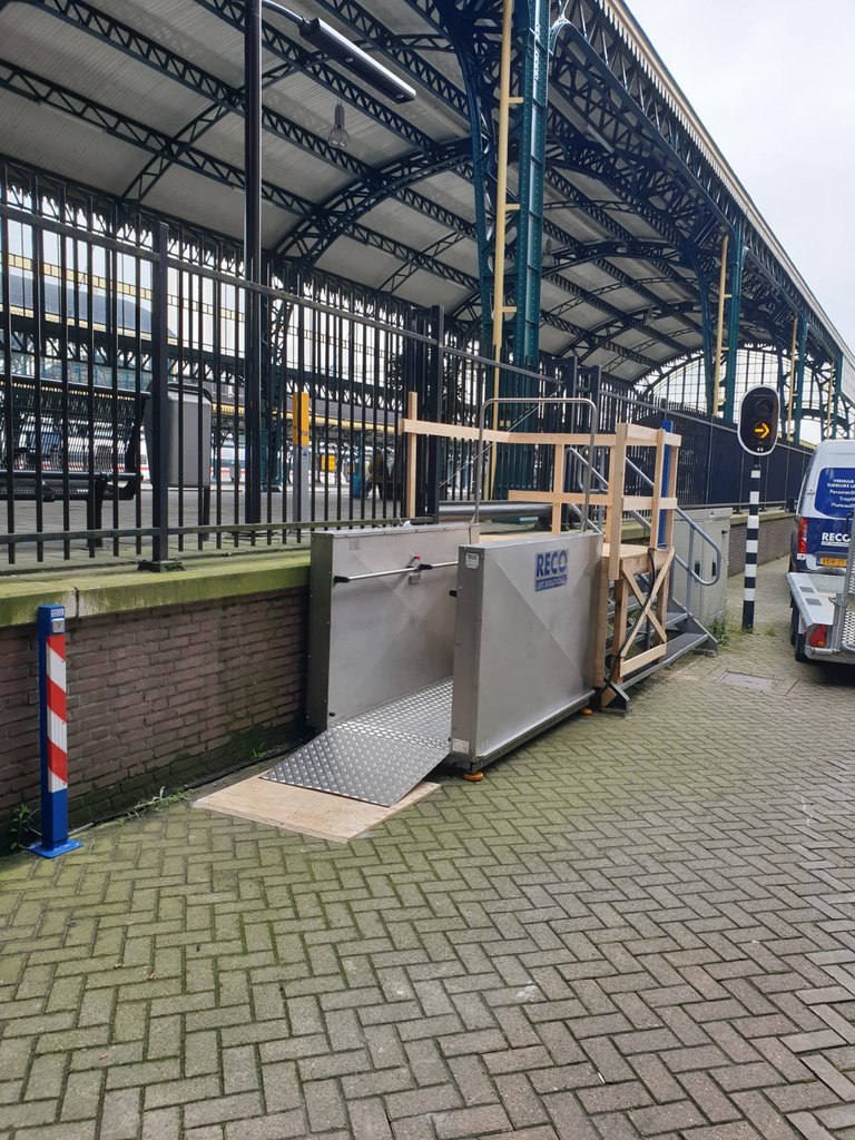 Temporary lifts: maintain step-free access at train stations