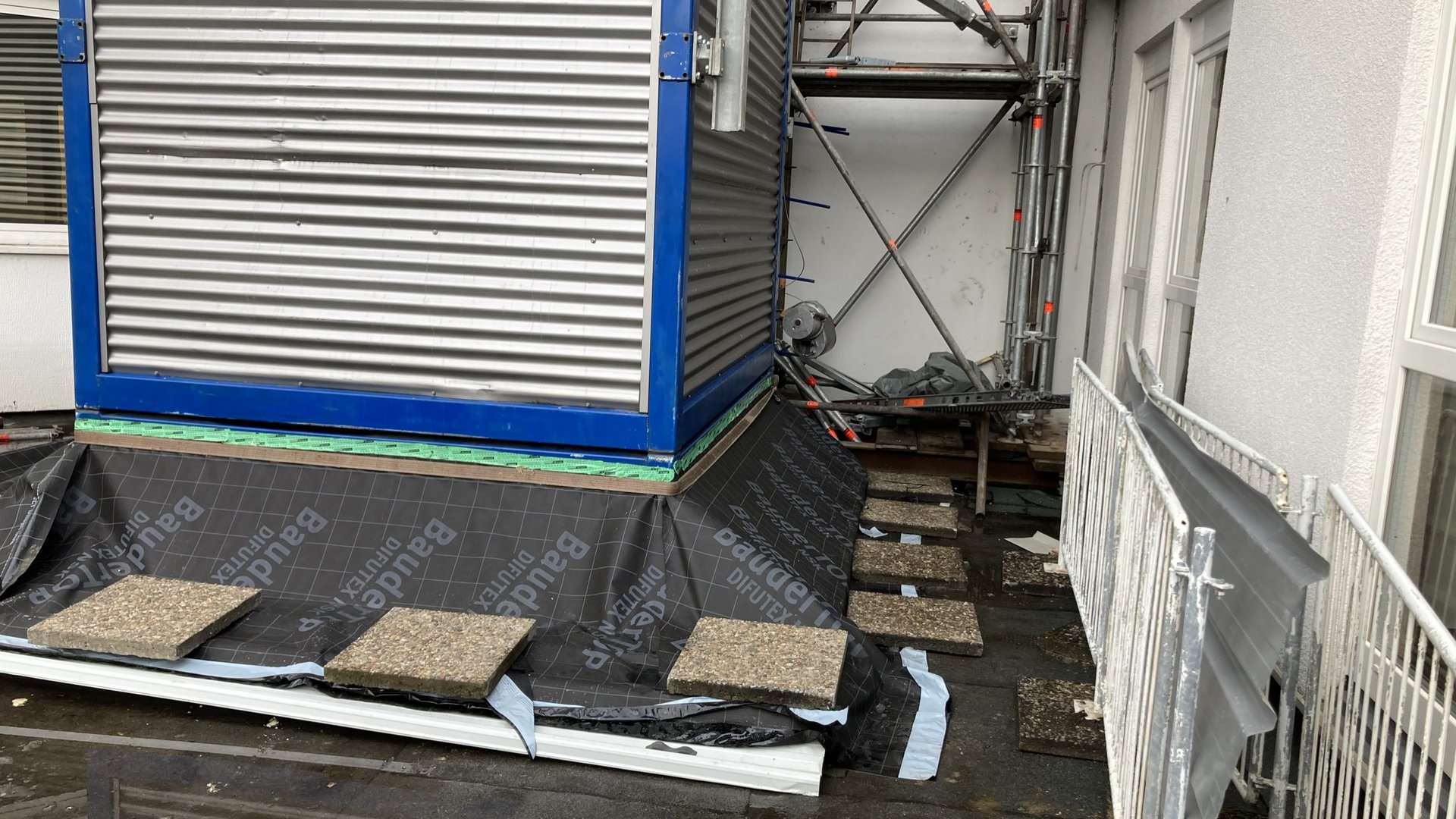 Temporary passenger lift installed at Saarbrücken clinic (DE)