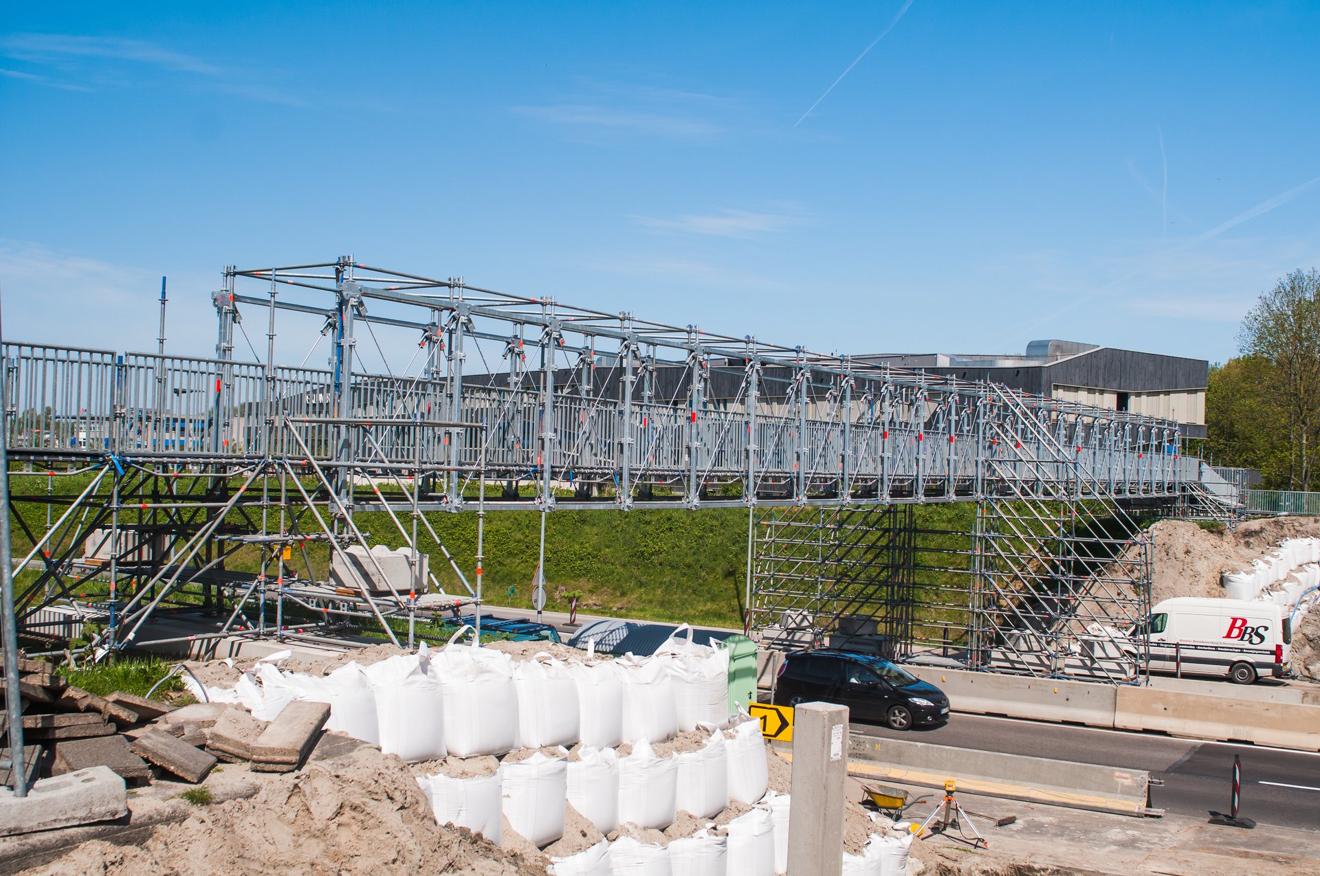 Temporary lifts to maintain optimal passenger flow | rail & infra