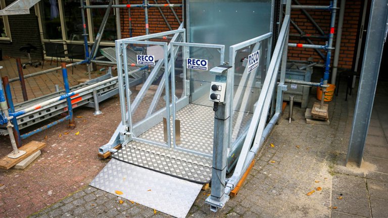 Temporary Wheelchair Lift 3m with stairs | Low-rise platform lift
