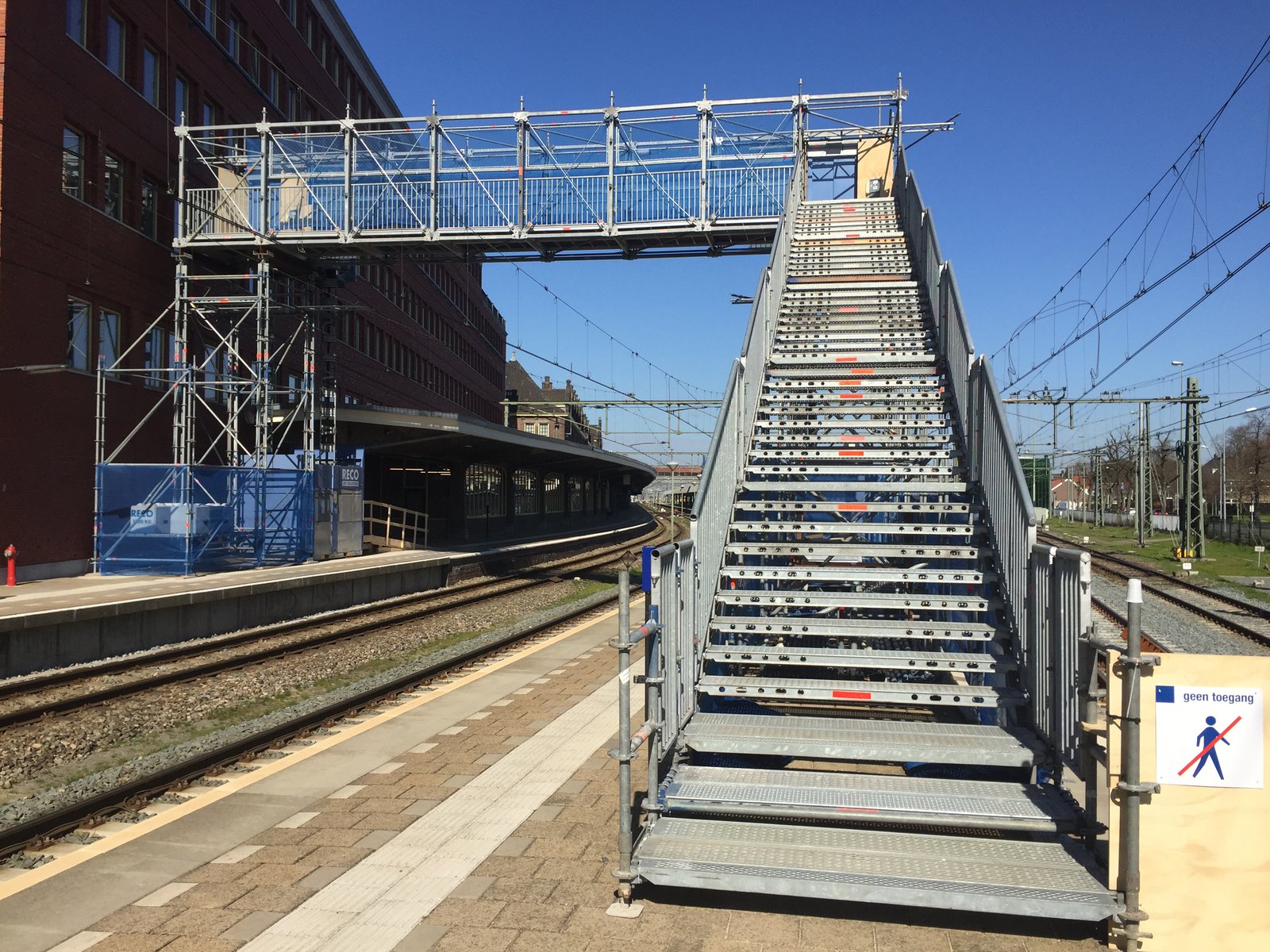 Railway footbridge and passenger lifts installed at Maastricht station (NL)