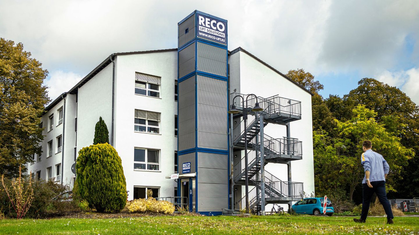 Passenger lift hire | Walk-through lift cabin for 12 people