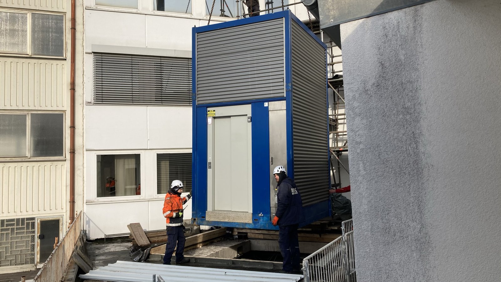 Temporary passenger lift installed at Saarbrücken clinic (DE)