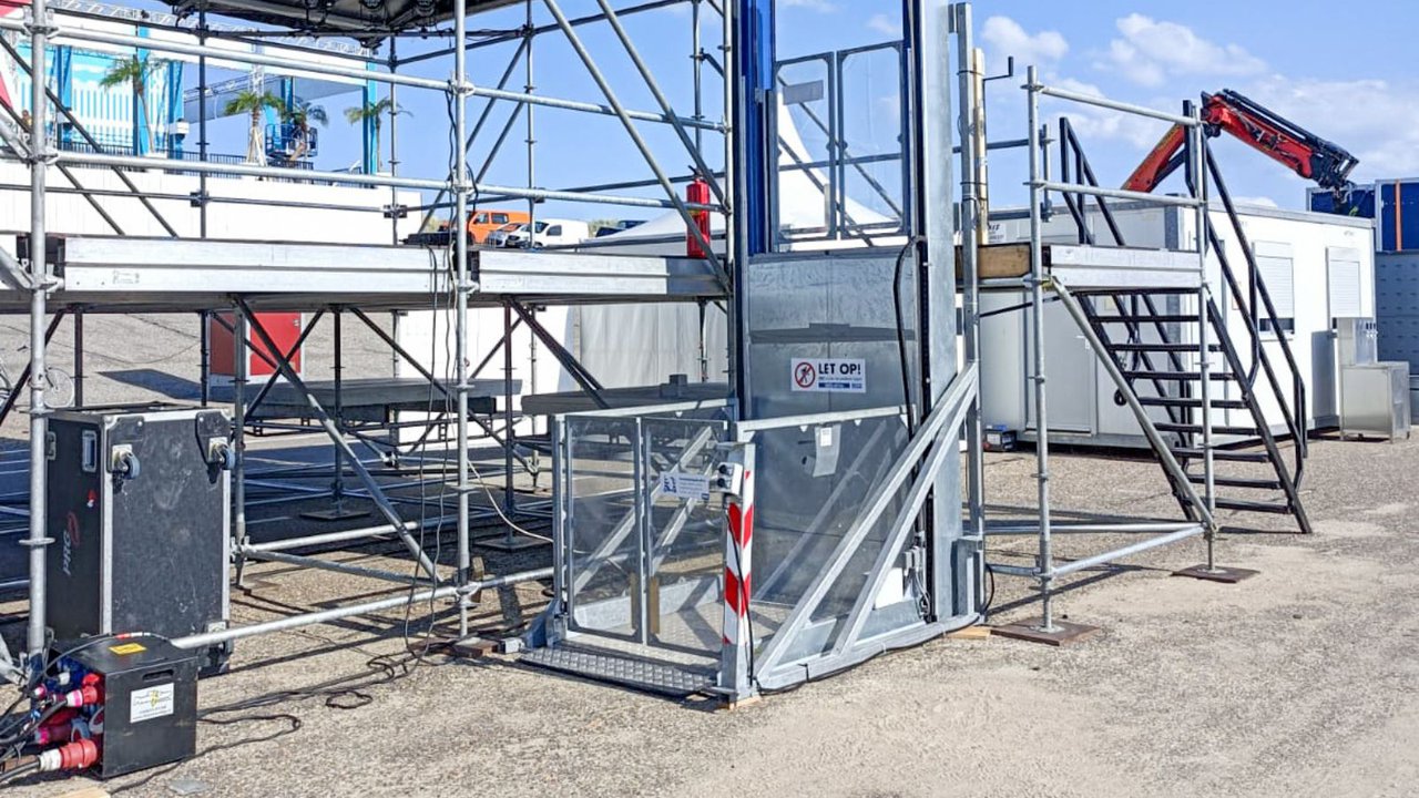 Disabled Platform Lift 1.5m + Staircase | Public Bypass