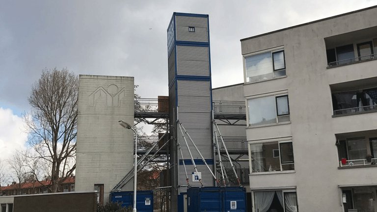 Emergency lift in use during renovation work in Krommenie