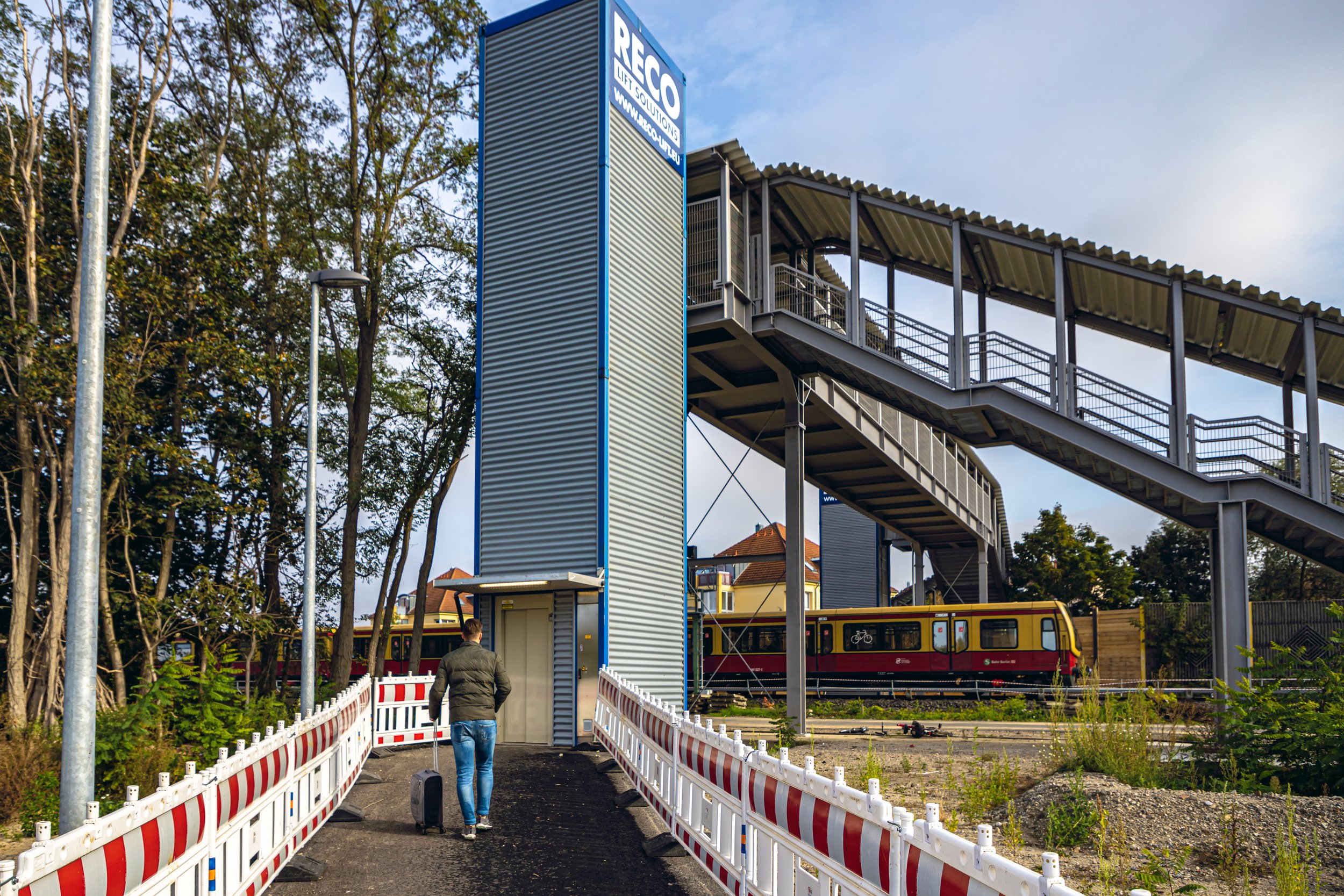 Temporary railway footbridge & passenger lifts maintain barrier free access