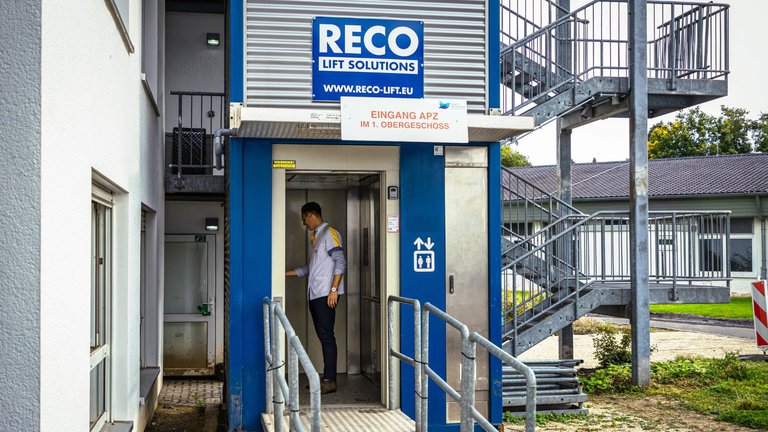 Passenger lift hire | Walk-through lift cabin for 12 people