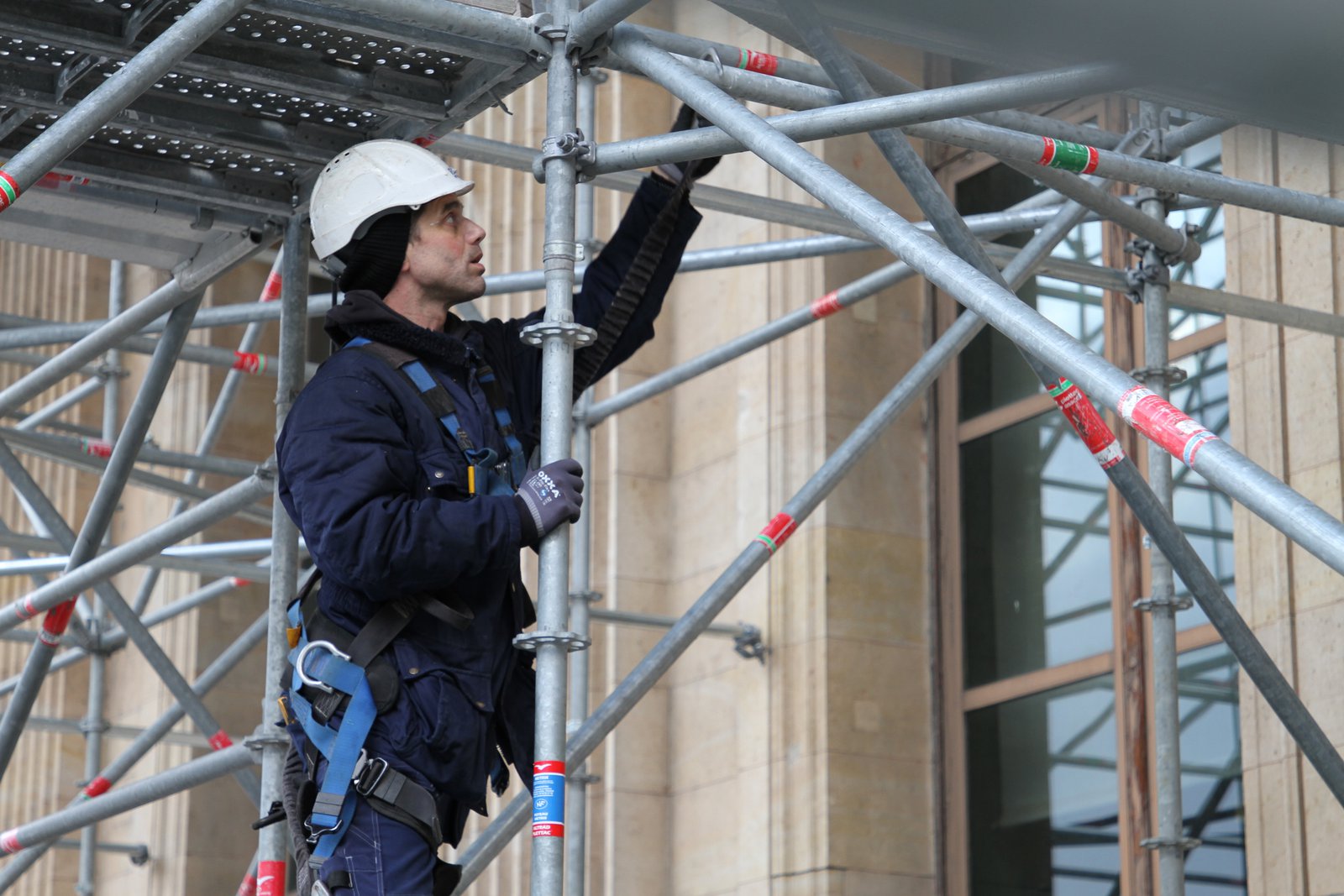 Louvre Museum (Paris) Deploys Temporary Passenger Lift