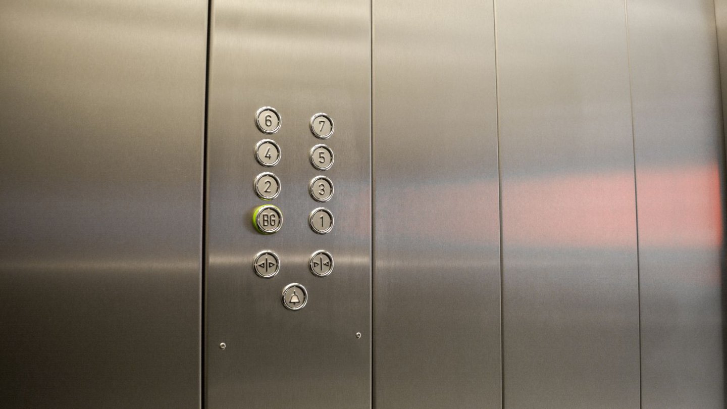 Passenger lift hire | Walk-through lift cabin for 12 people