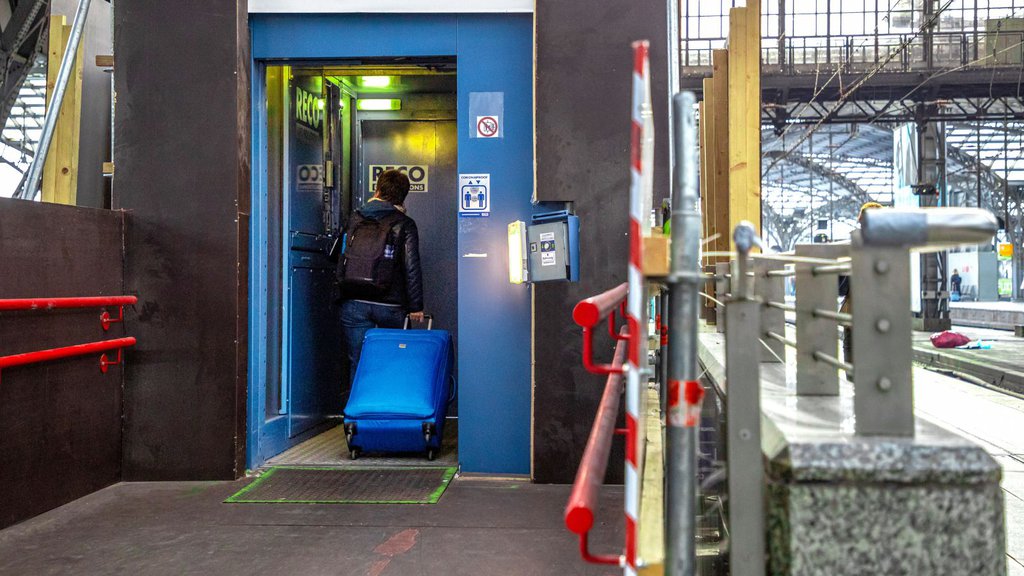 Large indoor lift for Rail & Retail areas | Passenger lift hire