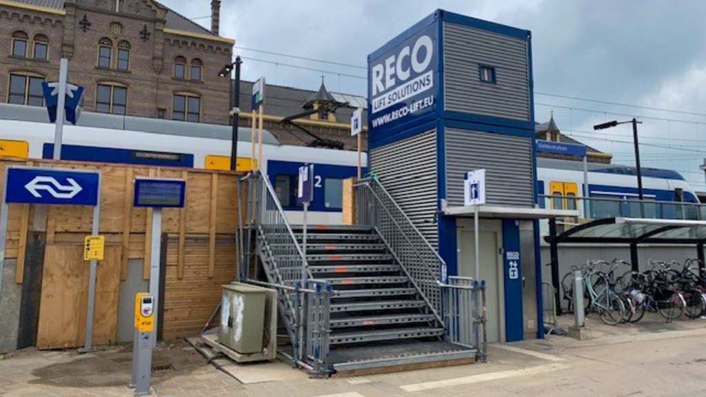 Passenger lift hire | Walk-through lift cabin for 12 people