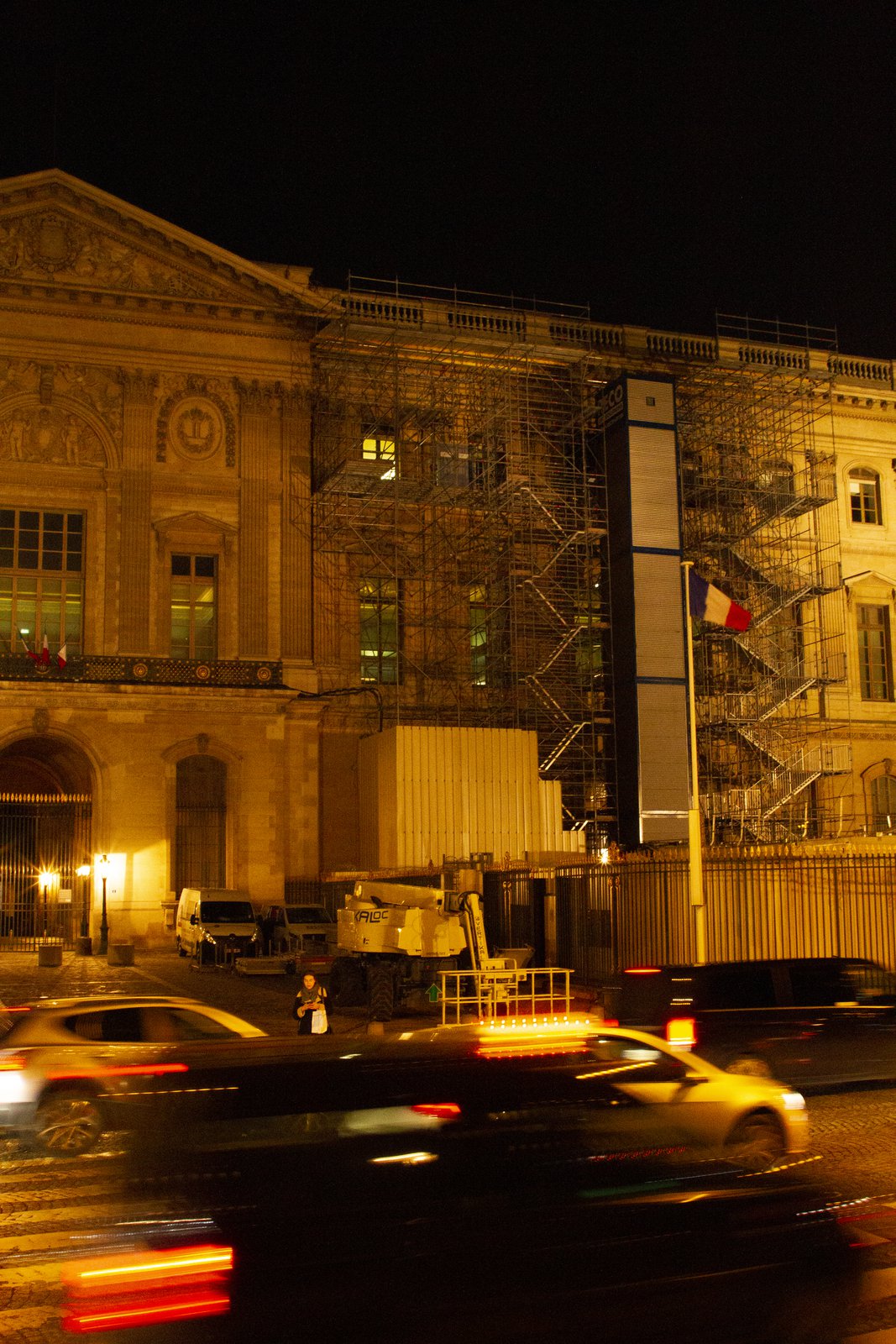 Louvre Museum (Paris) Deploys Temporary Passenger Lift