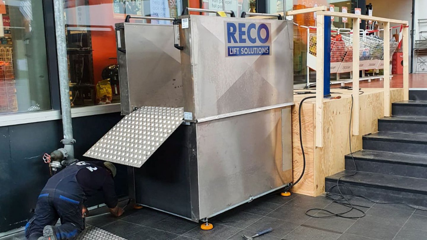 Temporary Wheelchair Lift 1.3m with staircase