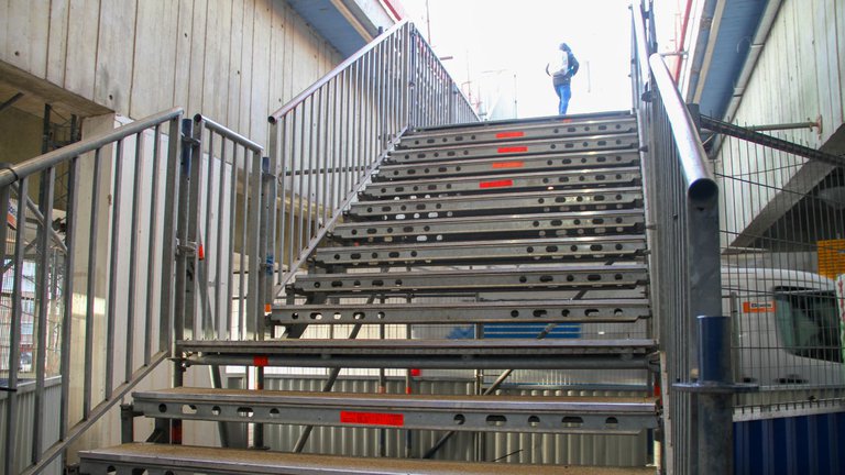 Temporary stairs | Bespoke staircase hire & temporary passenger lifts