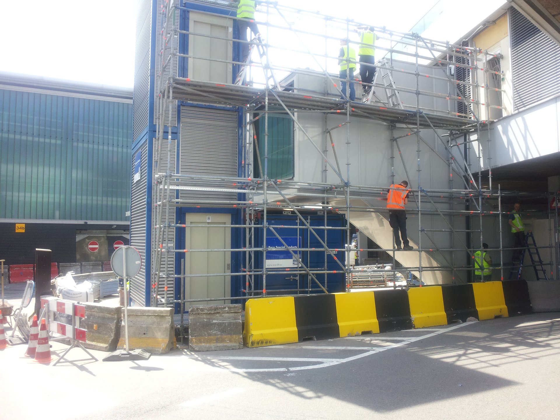 Schiphol airport equipped with temporary passenger lift