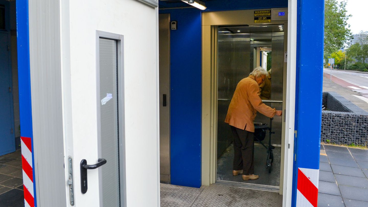 Passenger Lift hire | 12 people lift cabin | To 65m in 90 seconds