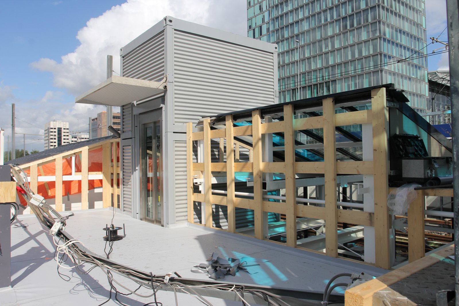 Temporary passenger lift to connect Amsterdam Zuid WTC station to the ...