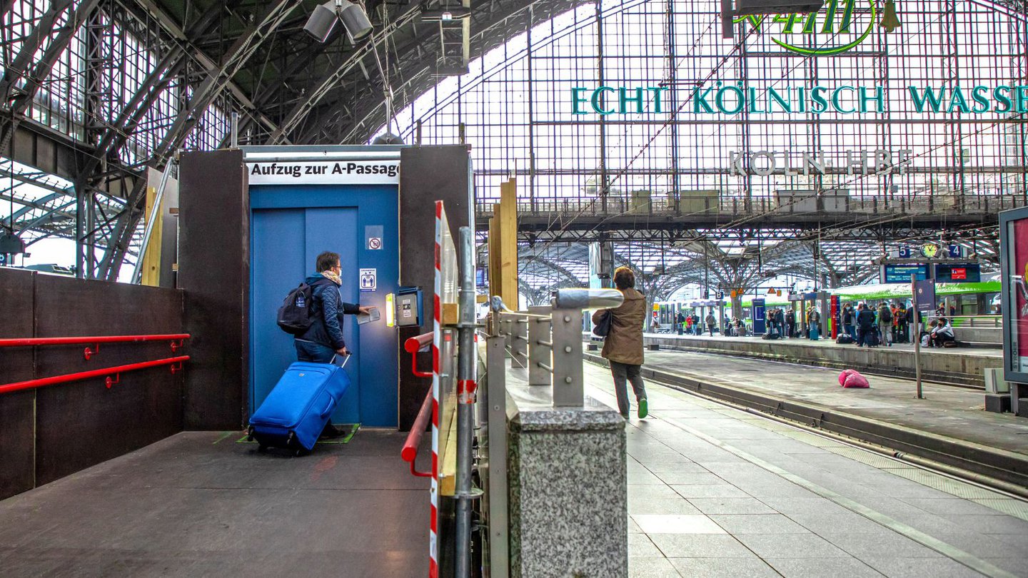 Large indoor lift for Rail & Retail areas | Passenger lift hire